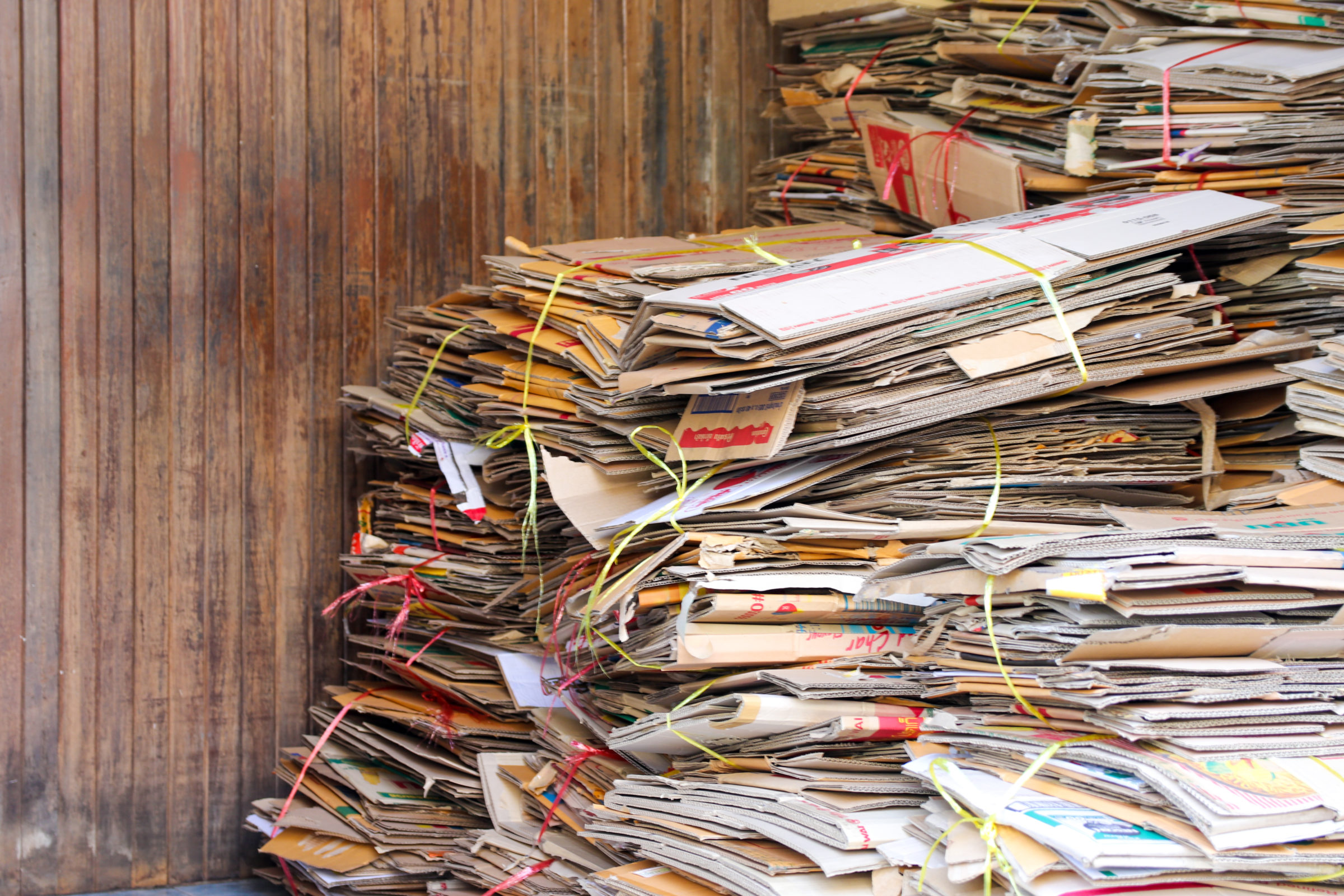 Oud papier container staat er weer - FC Dauwendaele